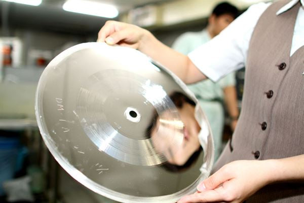 How Are Vinyl Records Made? The Mastering & Manufacturing Of Analogue ...